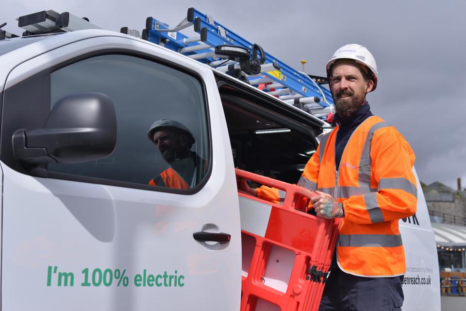 Openreach electric van charging deal with Source | Charging ...